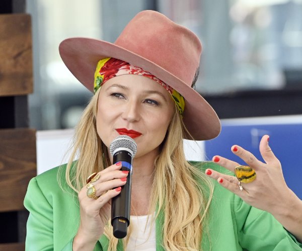 Jewel Says Mother Embezzled More Than $100M | Newsmax.com