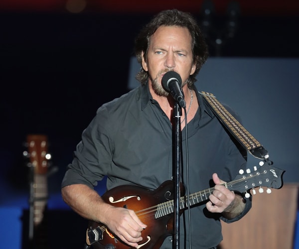 Pearl Jam Singer Eddie Vedder Is Voiceless and on 'Vocal Rest ...