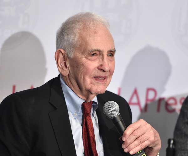 'Pentagon Papers' Whistleblower Daniel Ellsberg Dead after Terminal ...
