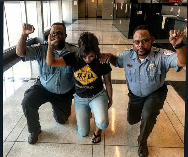 Chicago Cops Kneeling Now in Protest | Newsmax.com