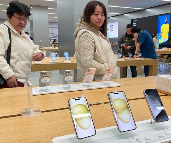 Apple's iPhone Shipments in China Rebound by 12% | Newsmax.com