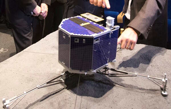 Comet Lander Philae Communicates After 7-Month Hibernation | Newsmax.com