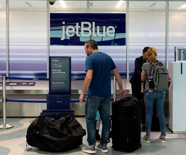 Warren Calls on DOT to Stop JetBlue's Spirit Purchase | Newsmax.com