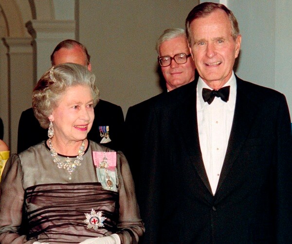 Queen Elizabeth II to US: George H.W. Bush Was a 'Patriot' | Newsmax.com