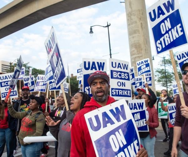 UAW, Automakers Resume Labor Talks; Stellantis Hikes Wage Offer ...