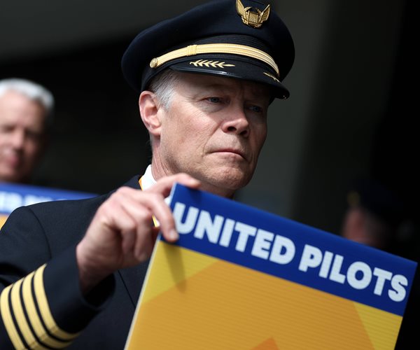 United Airlines Pilots Reach Agreement in Principle With Management ...