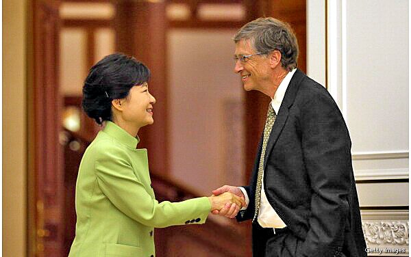 'Rude' Handshake by Bill Gates Causes Uproar in South Korea | Newsmax.com