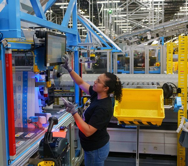 US Business Activity Gauge Rises to 31-Month High | Newsmax.com