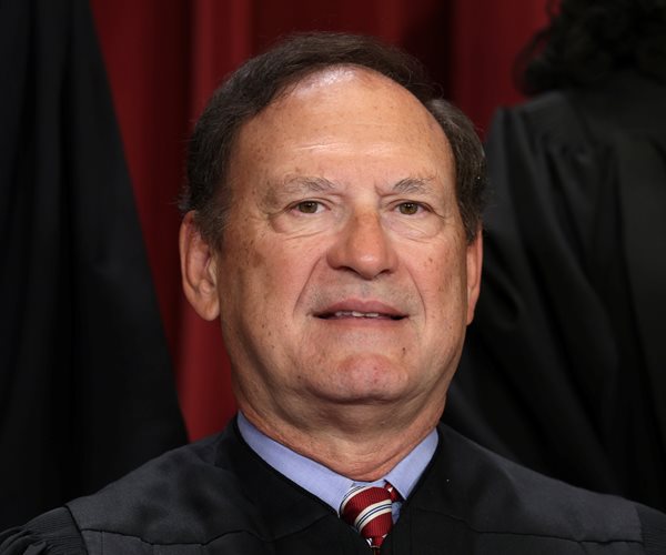 Judge Apologizes for Questioning Alito's Ethics | Newsmax.com