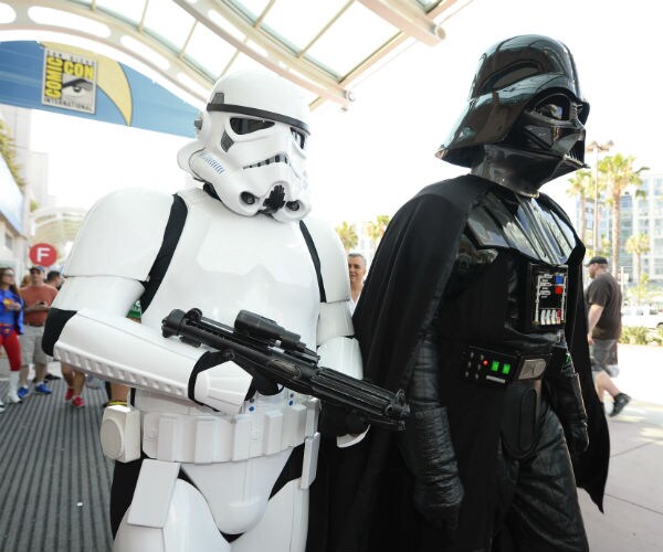 Gun Seller Booted for Hawking Replicas at Comics Convention | Newsmax.com