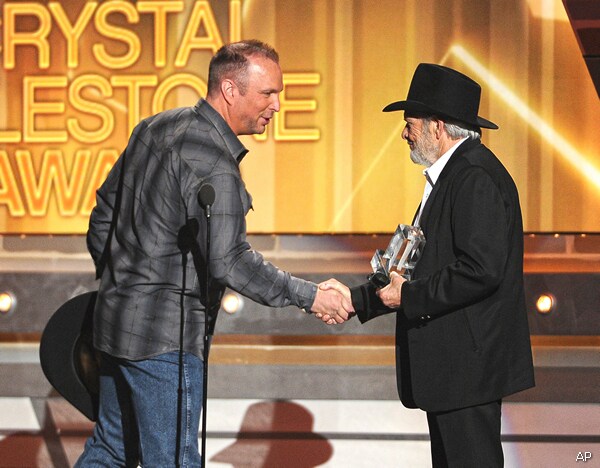 Garth Brooks Sings 'Happy Birthday' to Merle Haggard at Music Awards ...
