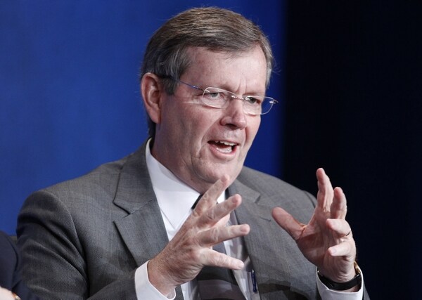 Bush Adviser Mike Leavitt: 'Lots of Problems' With Travel Ban | Newsmax.com