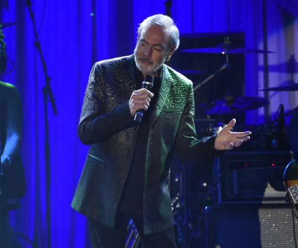 Neil Diamond Announces Retirement From Touring After Parkinson's ...