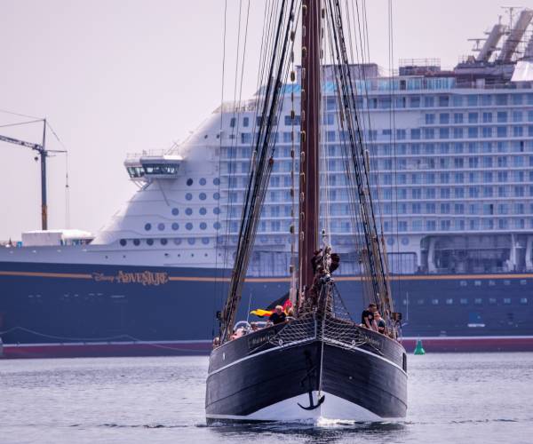 Man Jumps Overboard to Save Daughter Who Fell Off Cruise Ship | Newsmax.com