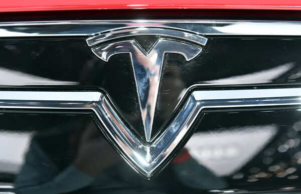 Tesla's 'Insane Mode' Surprises Unsuspecting Passengers in Hit YouTube ...