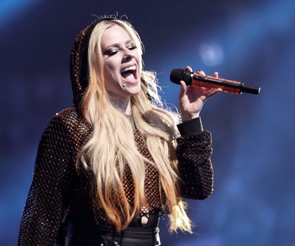 Avril Lavigne Confronts Topless Protester | Newsmax.com