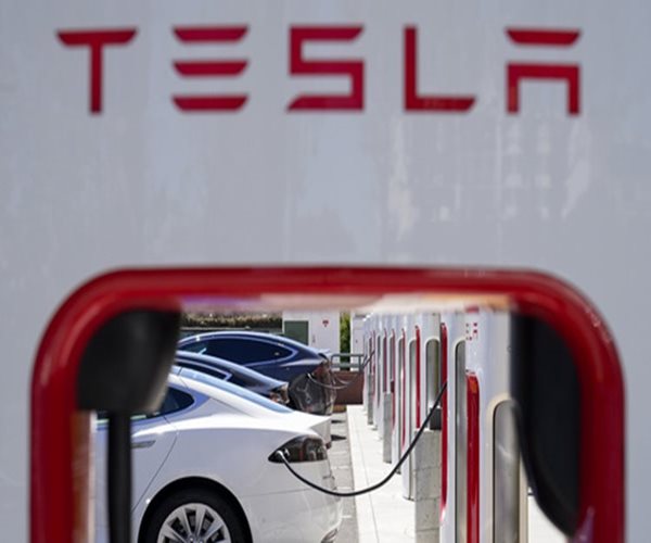 US Regulators Probe Tesla's Extended Autopilot | Newsmax.com