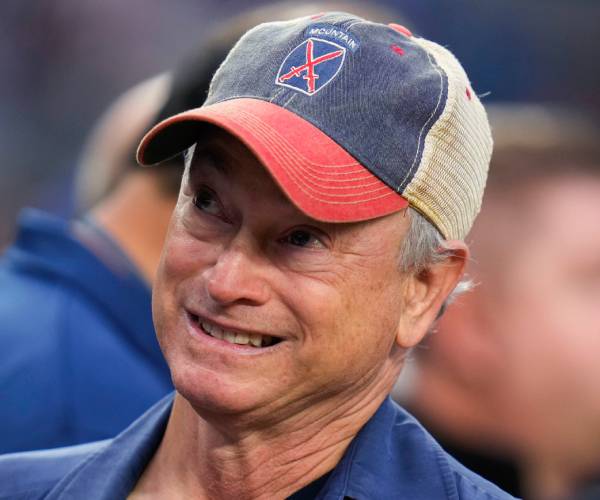 Gary Sinise to Newsmax: Honoring Military Can Help Heal US Divide ...