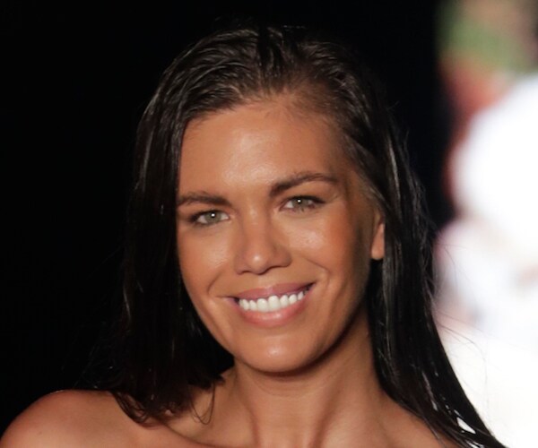 Breastfeeding Model Takes 5-Month-Old Daughter on Runway Walk | Newsmax.com