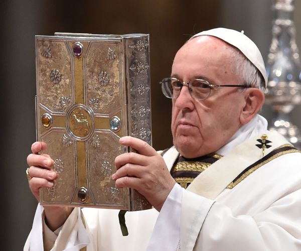Pope Francis: Bible Should Be Carried, Read, Revered Like Smartphones ...