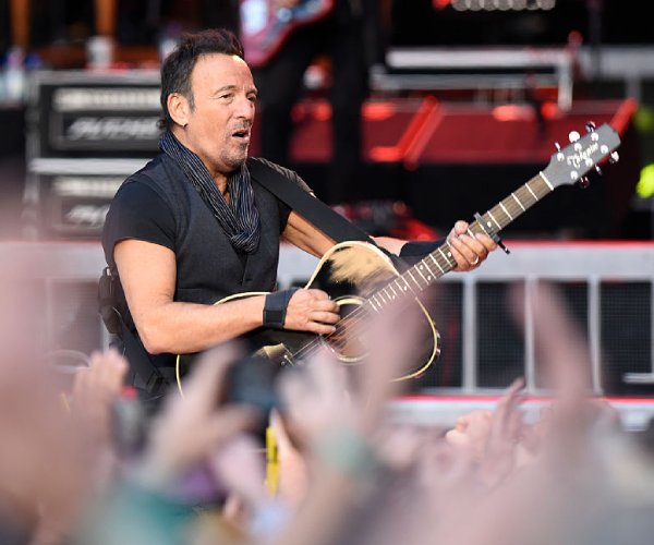 Ticketmaster Defends Springsteen Concert Prices | Newsmax.com