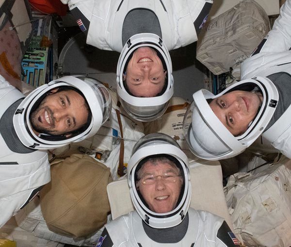 4 Astronauts Return to Earth in SpaceX Capsule | Newsmax.com