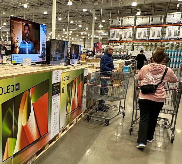 Costco to Raise Hourly Pay for Most Workers Over $30 | Newsmax.com