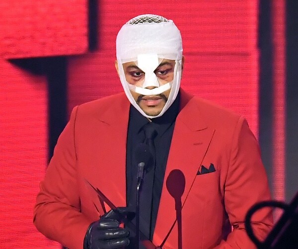 The Weeknd Shocks Fans With Bloodied, Bandaged Head At AMAs | Newsmax.com