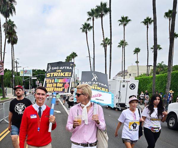 Hollywood Writers End Strike Ahead of Final Contract Vote | Newsmax.com