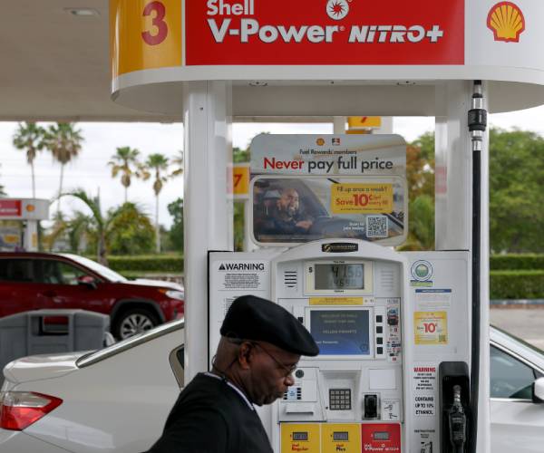 Some Experts Challenge Trump's '$1.98' Gas Price Post | Newsmax.com