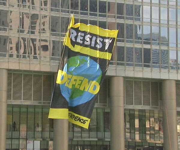 Activists Attempt to Hang 'Resist' Banner at Trump Tower | Newsmax.com