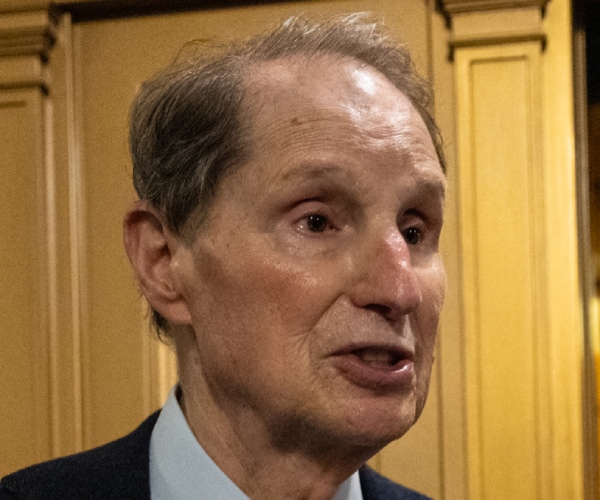 Sen. Wyden: JPMorgan Overlooked $1.3B in Epstein Red Flags | Newsmax.com