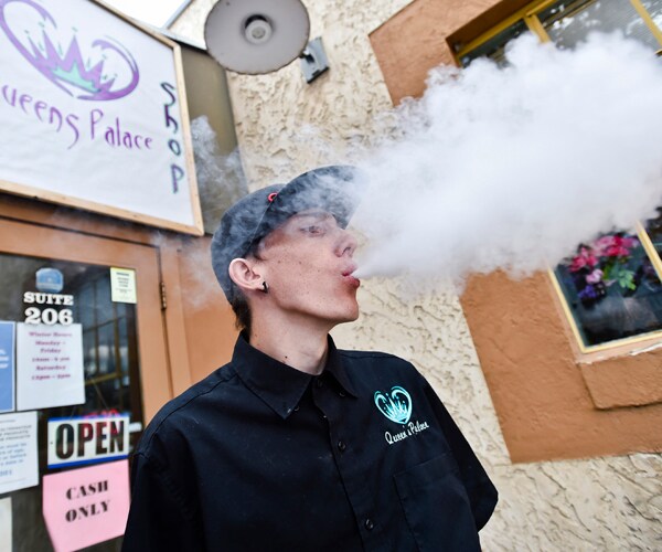 Instagram Bans Influencers From Promoting Vaping | Newsmax.com