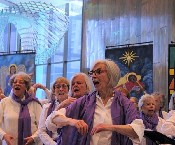 Virtual Singing Programs Boost Seniors' Well-Being | Newsmax.com