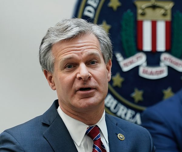 Poll Shows Trust in FBI, DOJ Plummets After Trump Raid | Newsmax.com