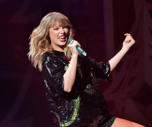 Listeners Say Taylor Swift's 'September' Cover Blows | Newsmax.com