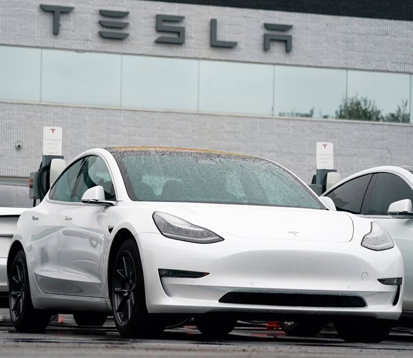 US Probes Recall of 2 Million Teslas Over Autopilot | Newsmax.com