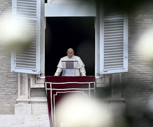 Pope Tells Priests to Keep It Snappy or People Will Nod Off | Newsmax.com