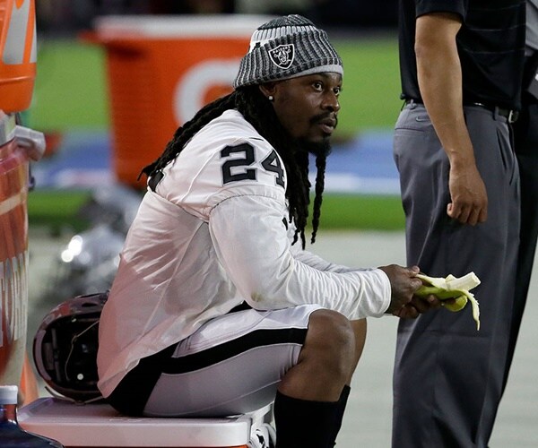 Lynch Sits During Anthem in Raiders Loss in Arizona | Newsmax.com
