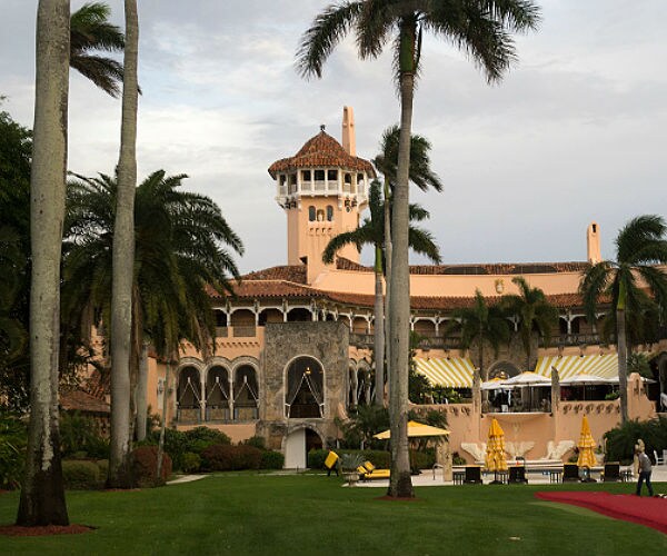 Trump's Mar-a-Lago Club to Host New Year's Eve Party for Over 800 ...