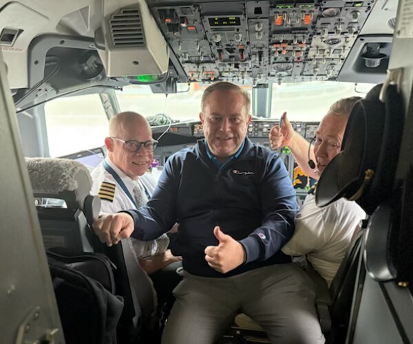 Delta's Captain Hunter Makes Final Flight | Newsmax.com