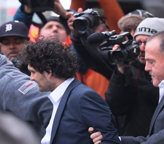 Car Hit Barricade Outside Bankman-Fried Home: Attys | Newsmax.com