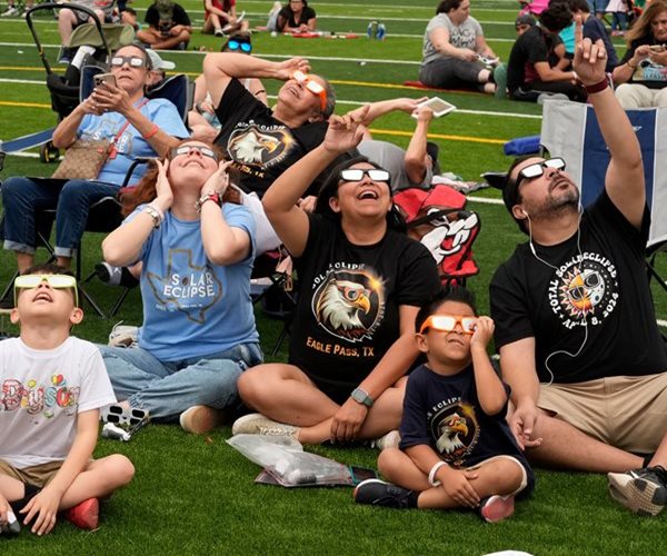 Totality Insanity: Eclipse Mania Grips North America | Newsmax.com