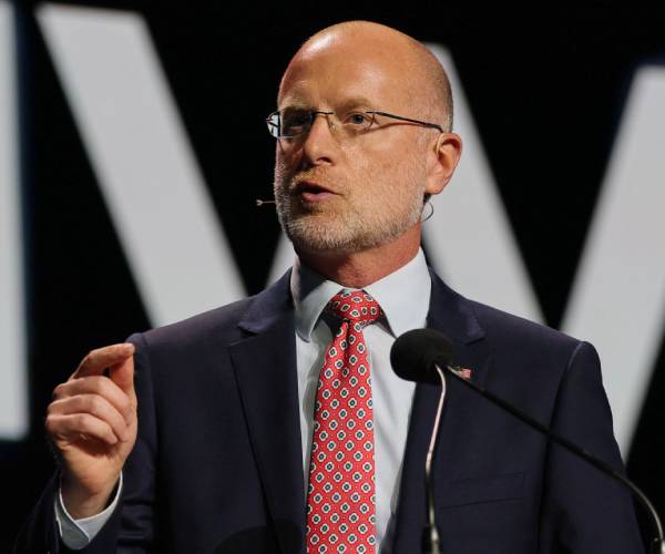 FCC's Carr to Newsmax: Comcast Inquiry Is About Trust | Newsmax.com