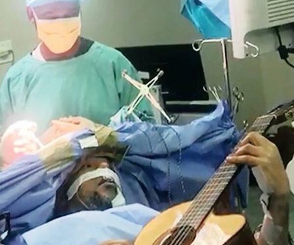 South African Musician Plays Guitar During Brain Surgery | Newsmax.com