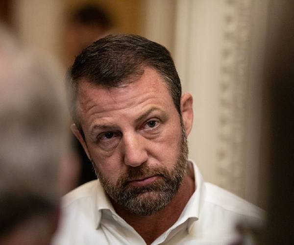 Sen. Mullin to Newsmax: ICE Did Not Detain 5-Year-Old | Newsmax.com