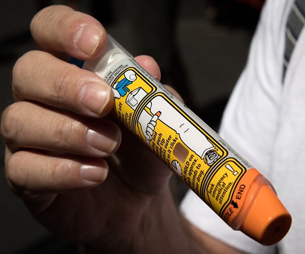 FDA Approves First Generic Version of Mylan's EpiPen | Newsmax.com