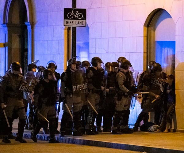 Louisville Police Officers Walk Out on Mayor After Week of Riots ...