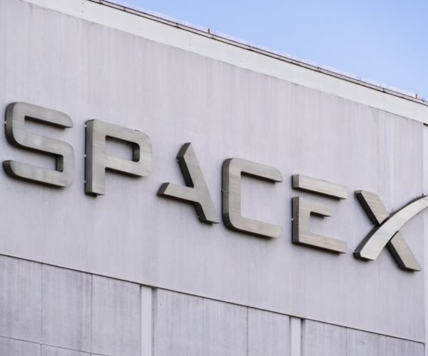 SpaceX Wins Pentagon Contract for Satellites in Ukraine | Newsmax.com