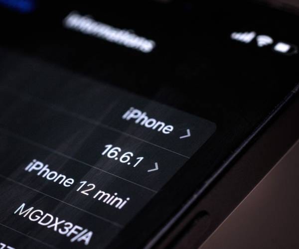 FDA to Look Into iPhone 12 Radiation Concerns | Newsmax.com